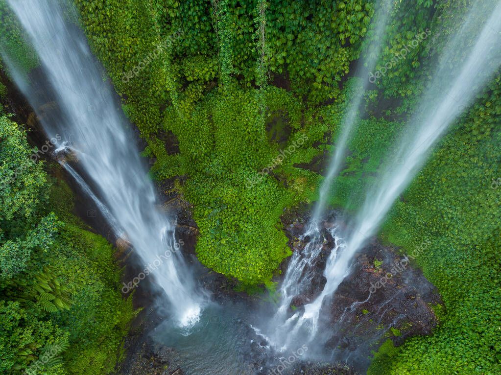 Vista aérea de la cascada de Sekumpul en la isla de Bali, Indonesia 2024
