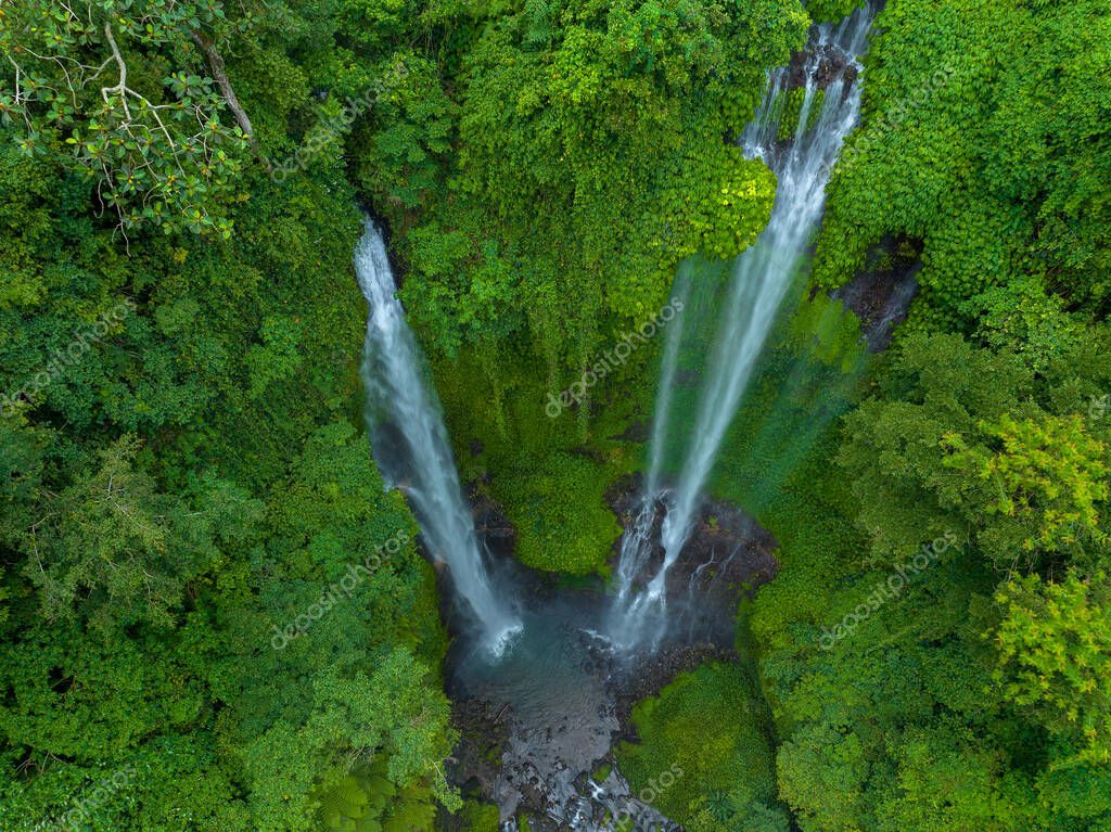 Vista aérea de la cascada de Sekumpul en la isla de Bali, Indonesia 2024