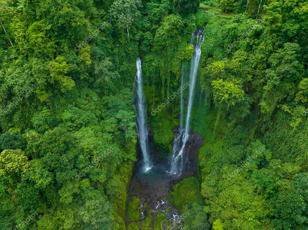 Vista aérea de la cascada de Sekumpul en la isla de Bali, Indonesia 2024