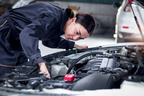Mujer arreglando carro fotos de stock, imágenes de Mujer arreglando ...