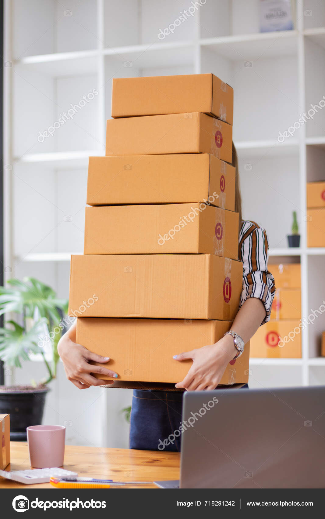 Operador Empresarial Pymes Está Inspeccionando Empaquetando Productos ...