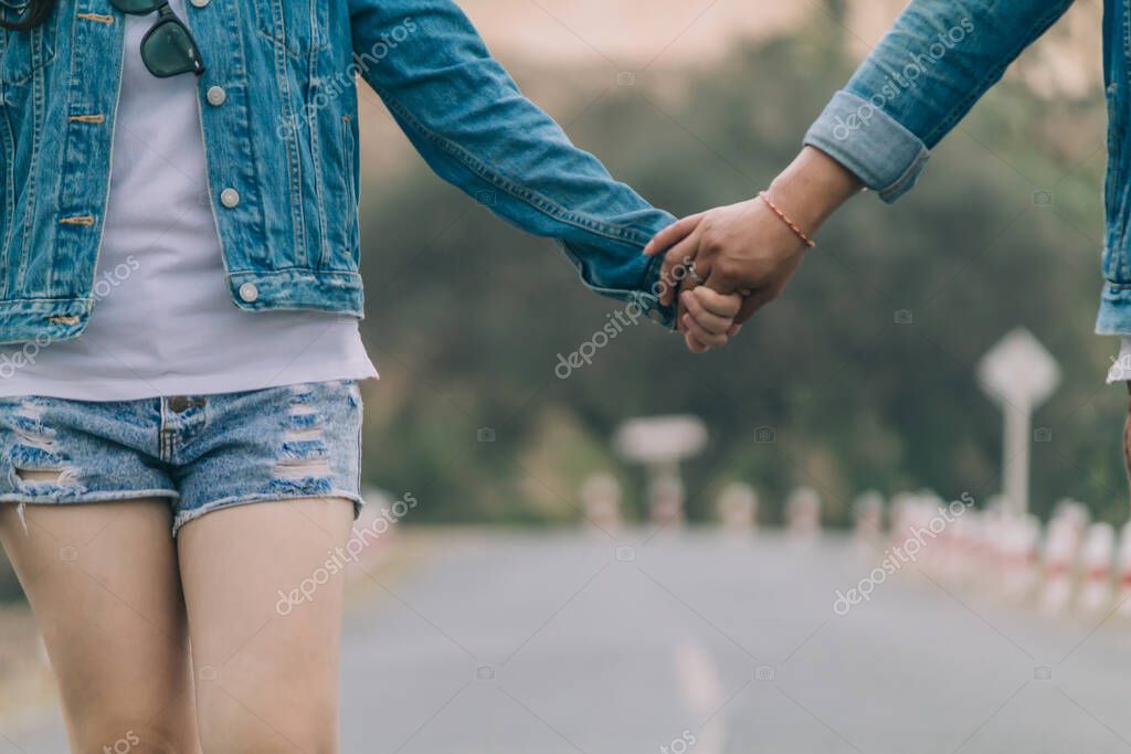 feliz San Valentín pareja camina de la mano por el pasillo para mostrar ...