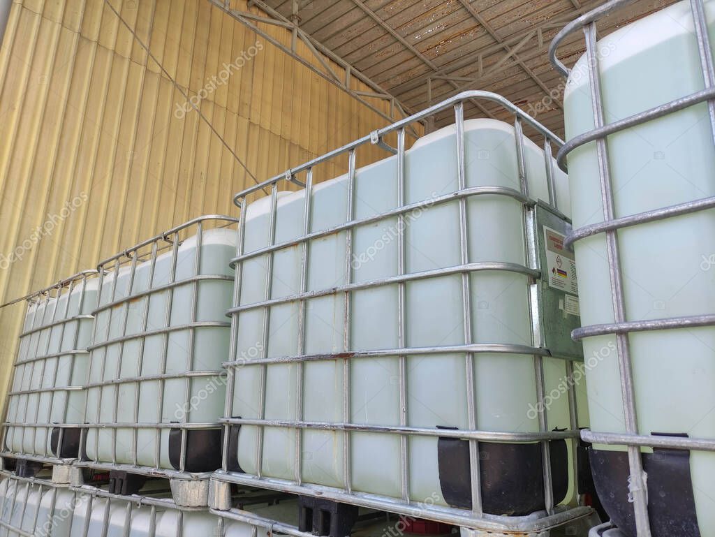 El contenedor del tanque IBC es un contenedor que se utiliza como medio ...