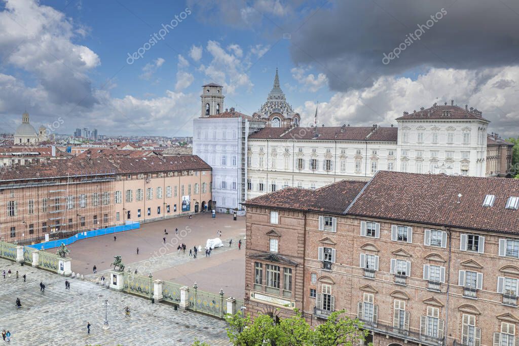 Turín, Italia - 05-06-2022: Vista aérea de gran angular de la Plaza ...