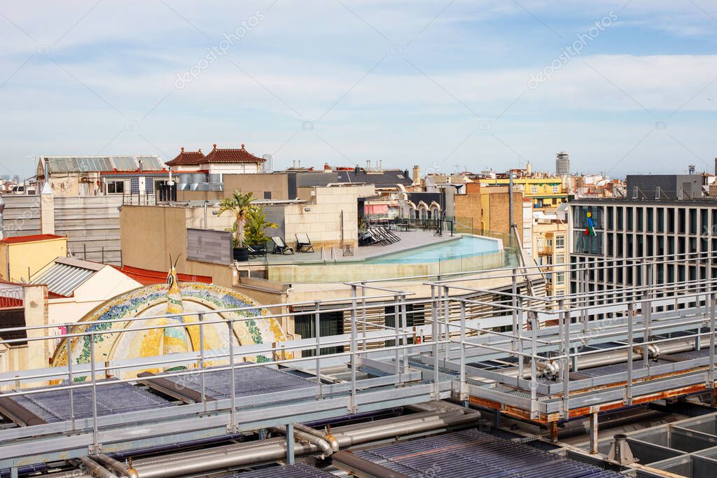 Vista de la piscina en la azotea desde un edificio cercano a la azotea ...