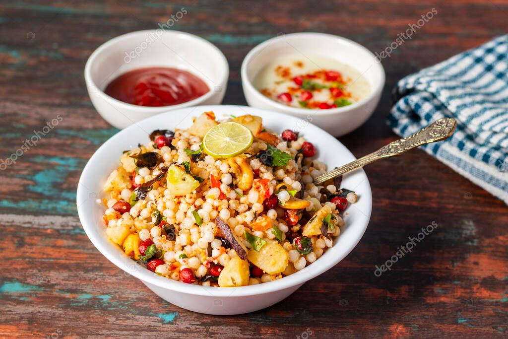Sabudana Khichdi es un plato indio sin gluten hecho con perlas de ...