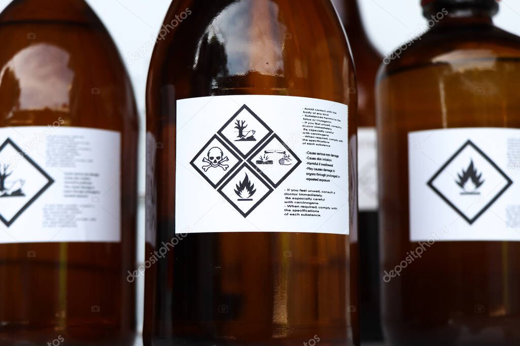 Símbolo de advertencia en la botella química, productos químicos ...