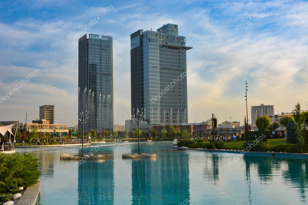 Taskent, Uzbekistán - 5 de mayo de 2023: hermosa fuente de baile con ...