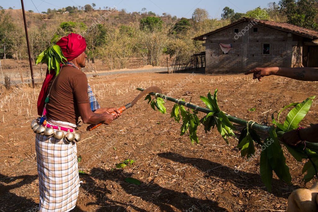 India, Maharashtra, Nandurbar - 17 de marzo de 2022: Los tribales ...