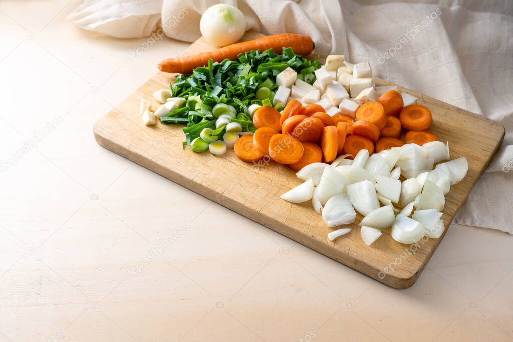 Verduras picadas, ingredientes para sopas o salsas con zanahorias ...