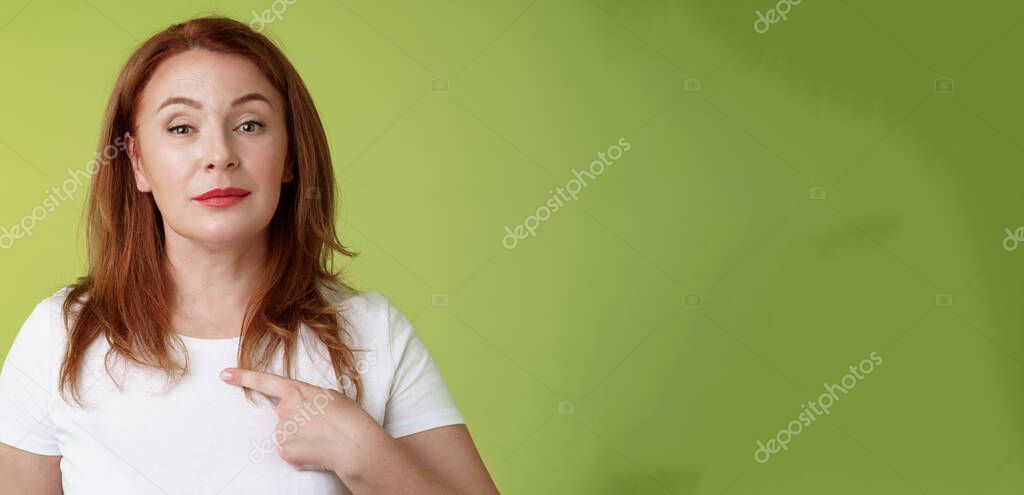 Orgullosa mamá señalándose. Motivado confianza pelirroja asertiva de ...