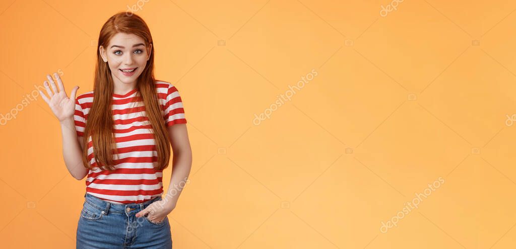 Hola, ¿cómo estás? Lindo modesto pelirroja estudiante mujer decir hola ...