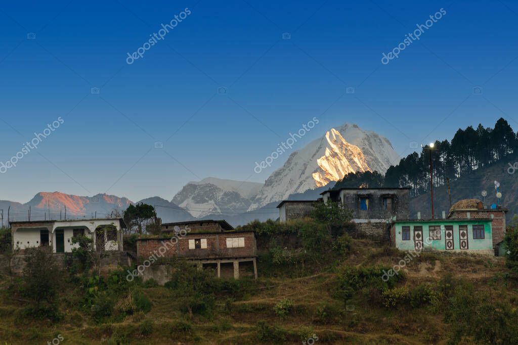 Pico nevado de la cordillera Choukhamba con bungalows turísticos y ...