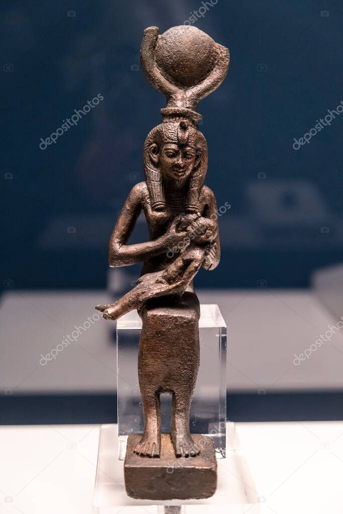 estatuilla de la diosa Isis con su hijo Horus, bronce, período tardío ...
