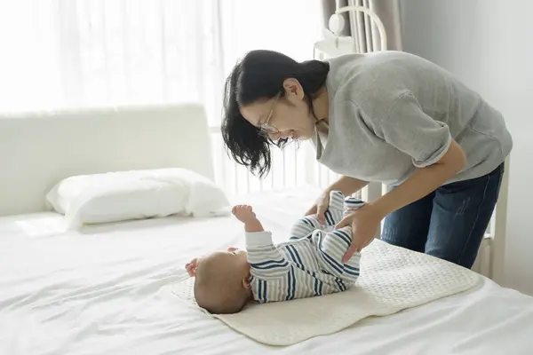 2,000,000+ imágenes de Mom pucking son on bed libres de derechos ...