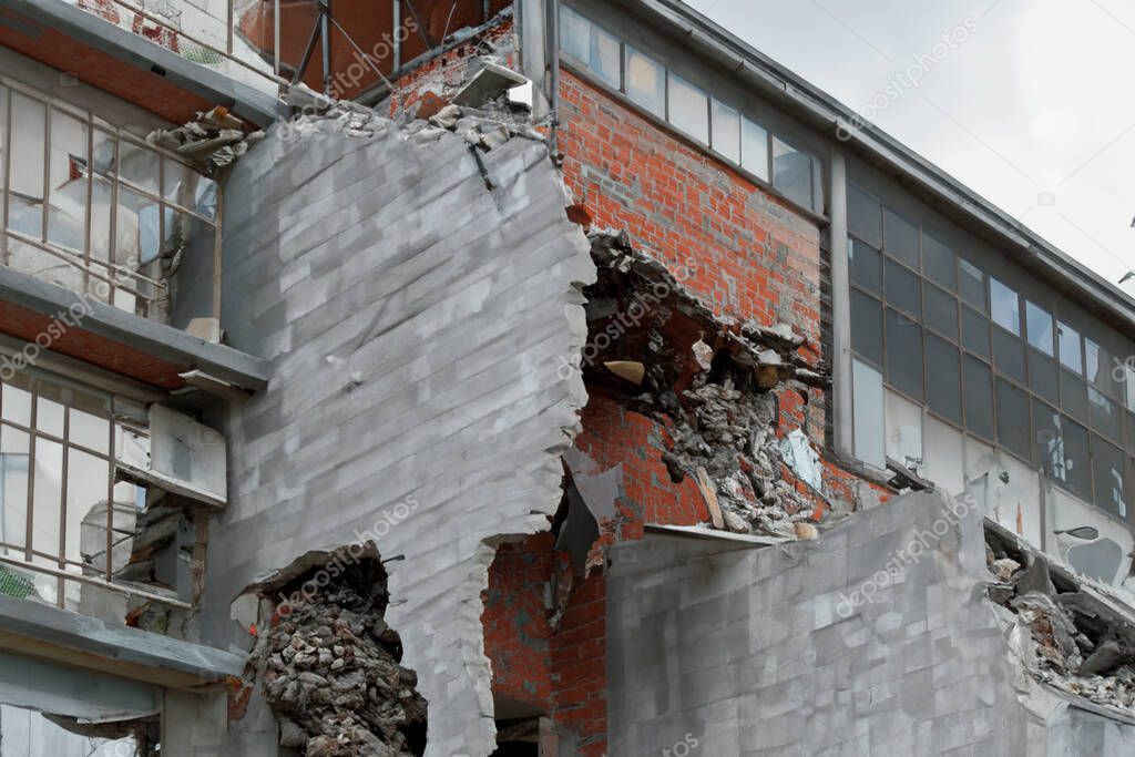 El edificio colapsa. Escombros y edificio destruido que se derrumbó a ...