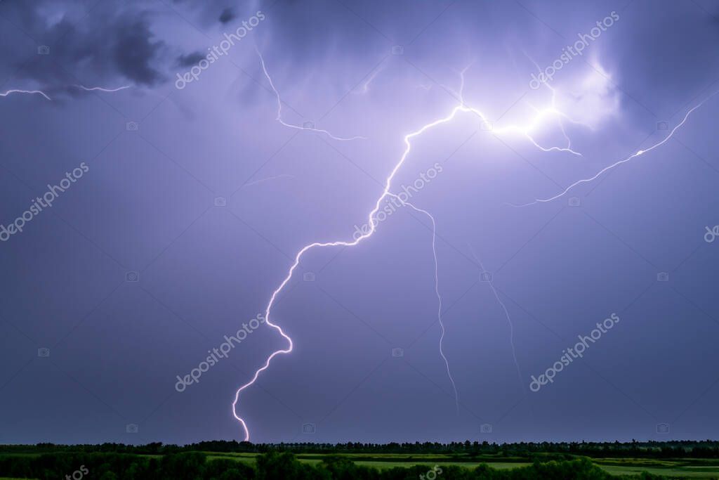 ¡Ray! Tormenta eléctrica. Tormenta de rayos. Un rayo de tenedor cayendo ...