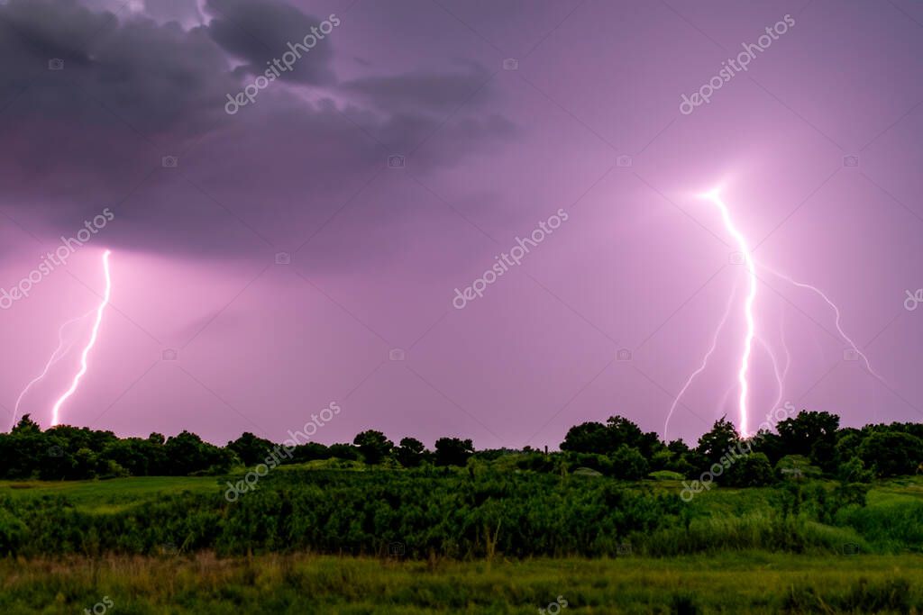 ¡Ray! Tormenta eléctrica. Tormenta de rayos. Un rayo de tenedor cayendo ...