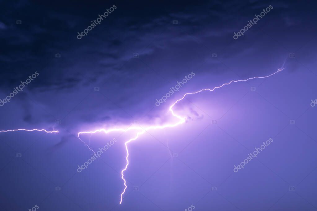 ¡Ray! Tormenta eléctrica. Tormenta de rayos. Un rayo de tenedor cayendo ...