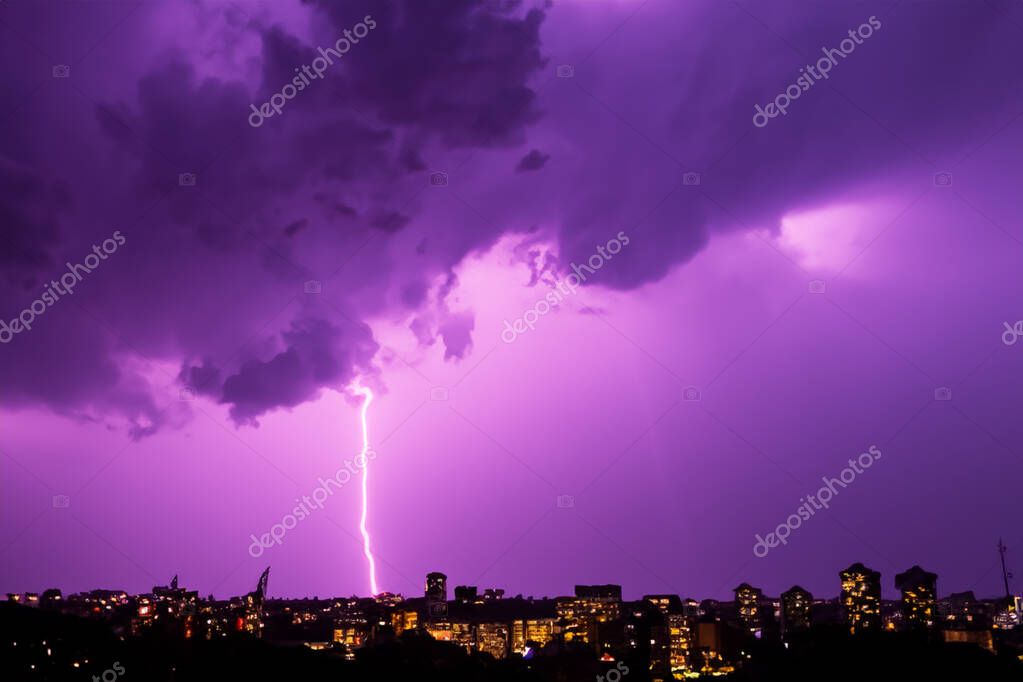 ¡Ray! Tormenta eléctrica. Tormenta de rayos. Un rayo de tenedor cayendo ...