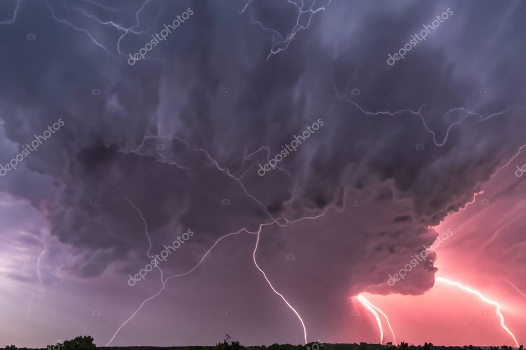 ¡Ray! Tormenta eléctrica. Tormenta de rayos. Un rayo de tenedor cayendo ...