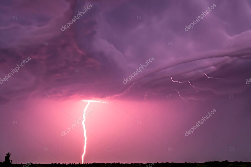 ¡Ray! Tormenta eléctrica. Tormenta de rayos. Un rayo de tenedor cayendo ...
