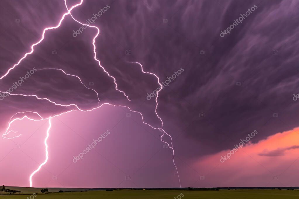 ¡Ray! Tormenta eléctrica. Tormenta de rayos. Un rayo de tenedor cayendo ...