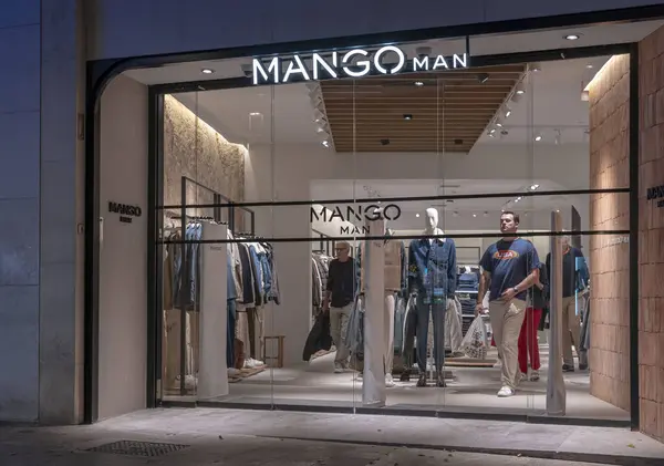 Palma de Mallorca, España; 12 de diciembre de 2023: Fachada principal de una tienda de moda y ...