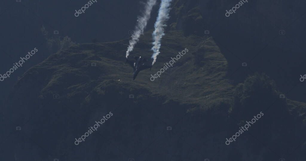Mollis Suiza 19 de agosto de 2023: Fighter Jet en el vuelo Sunny Alpine ...