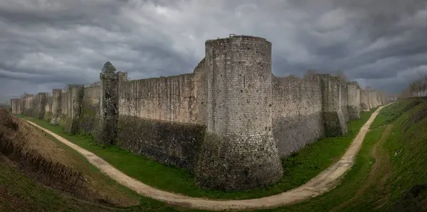 Provins, Francia - 11 30 2024: Vista panorámica de la muralla de la ...