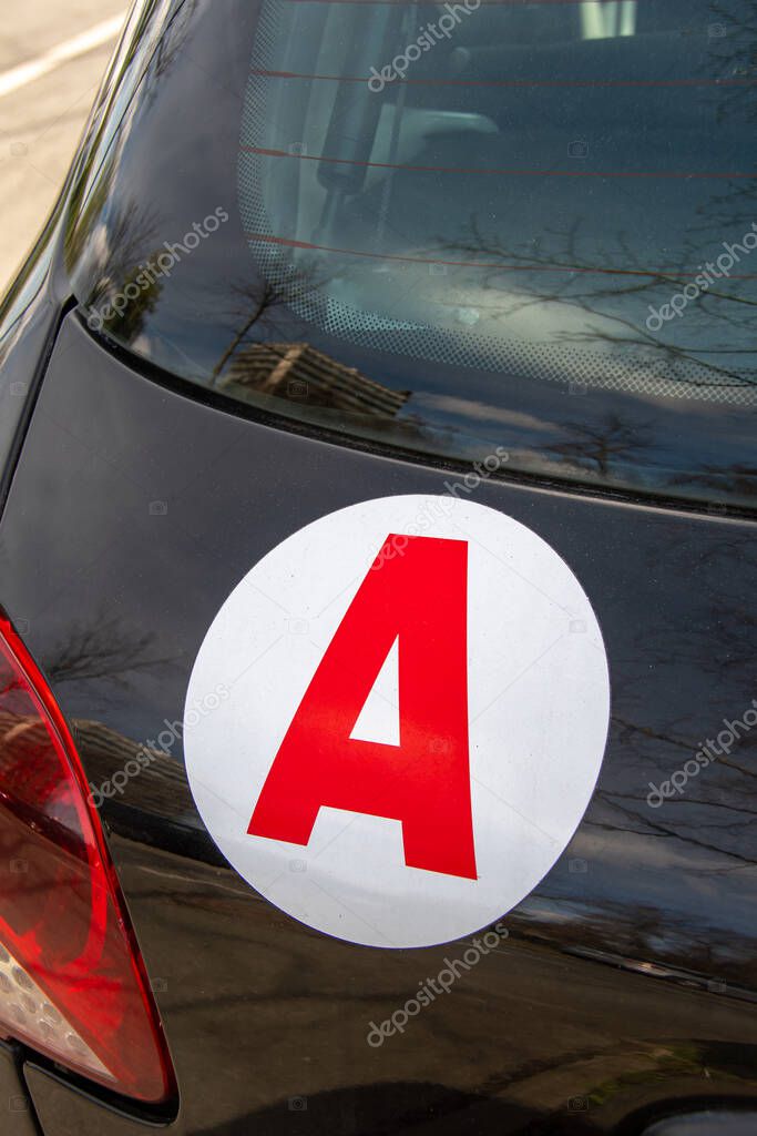 Un disco adhesivo (para aprendiz) en la parte posterior de un coche ...