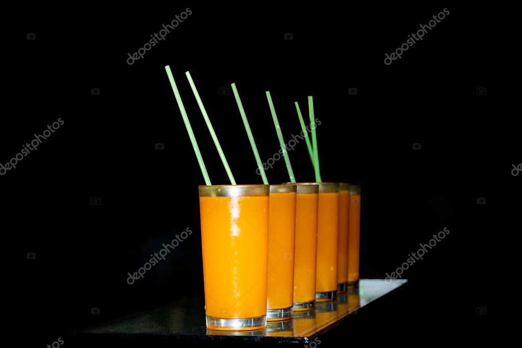 El jugo de naranja es un extracto l quido de la fruta del naranjo ...