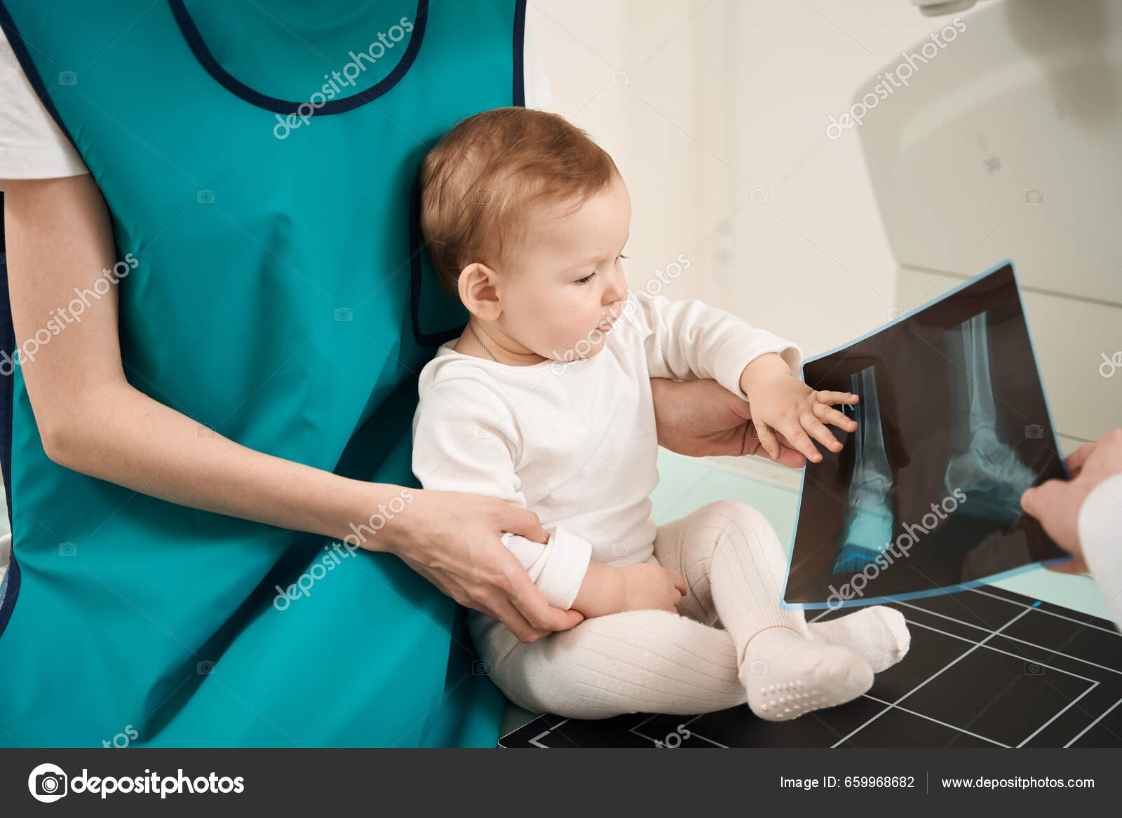 Malé Dítě Sedí Vyšetřovacím Stole Svou Matkou Dotýká Nohy Rentgen ...