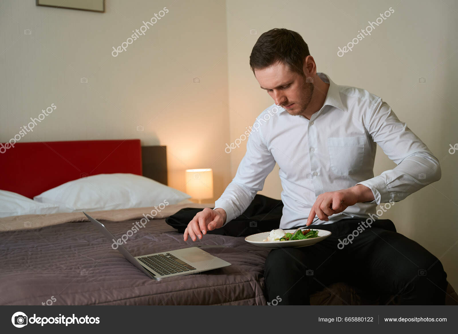 Masculino Pinchando Comida Con Tenedor Mientras Está Sentado Cama ...