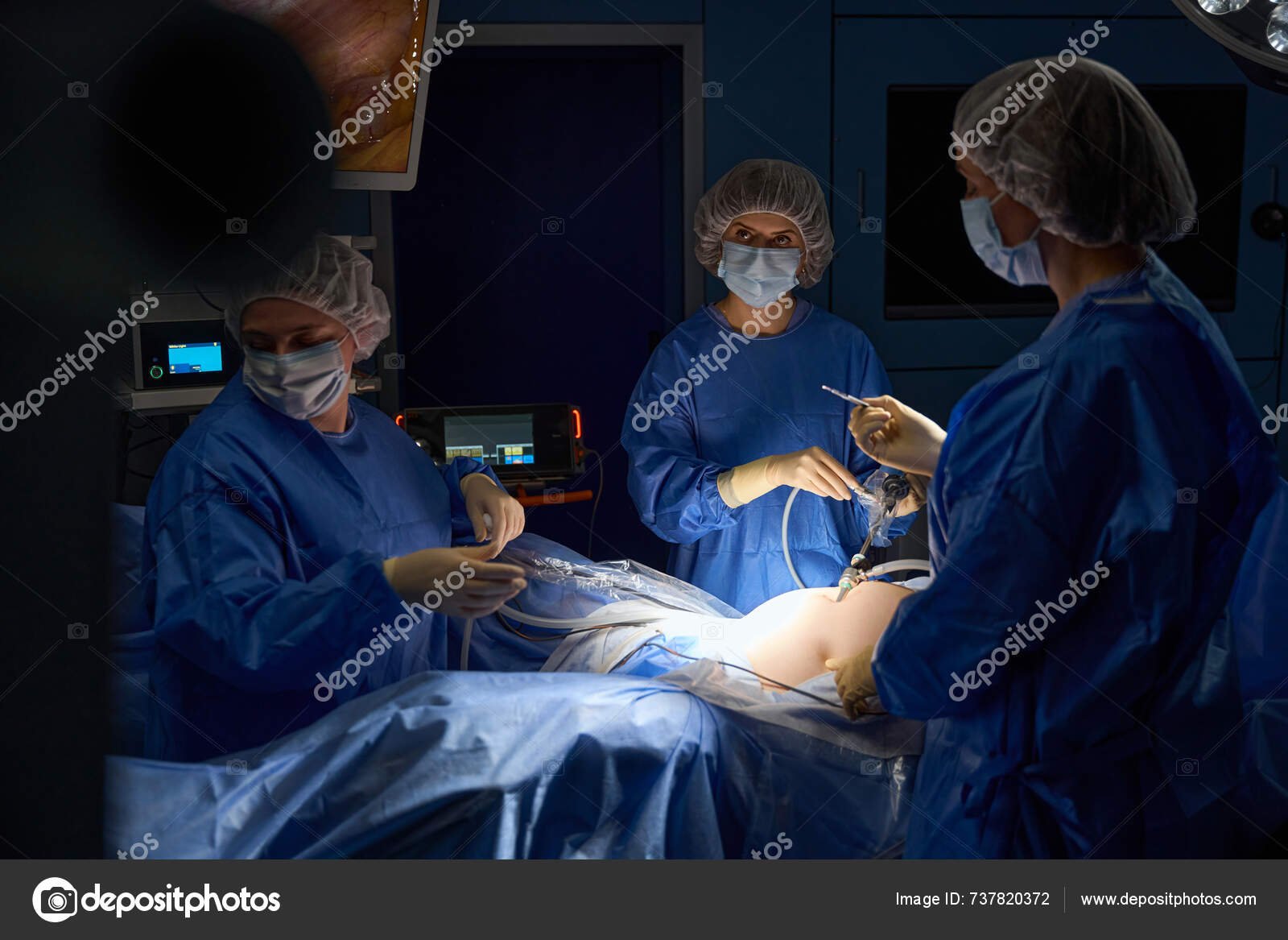 Cirujanos Realizando Una Operación Compleja Para Salvar Vida Una ...