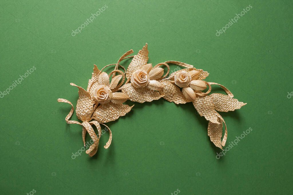 La rama con hojas está hecha de paja. Decoración de pared de paja. Los ...