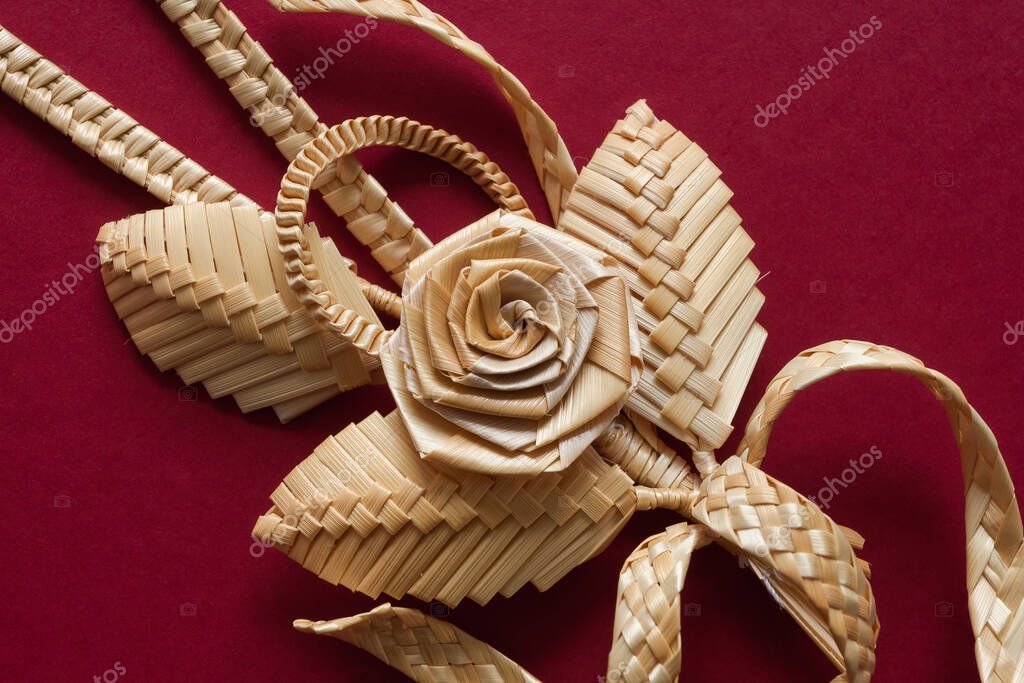 Rama con hojas y flores está hecha de paja. Decoración de pared de paja ...