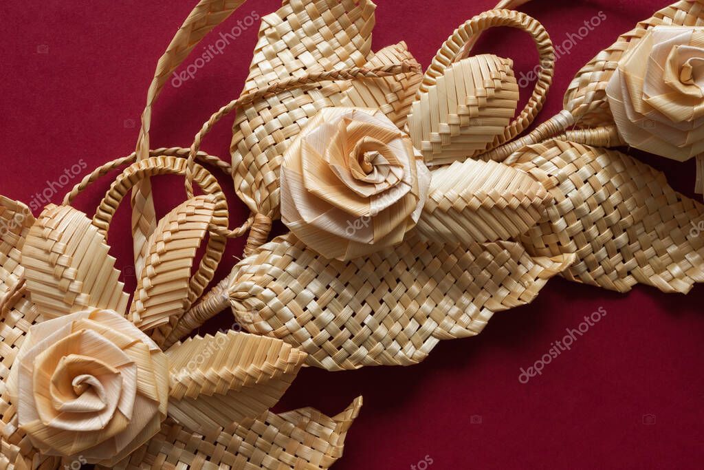 Rama con hojas y flores está hecha de paja. Decoración de pared de paja ...