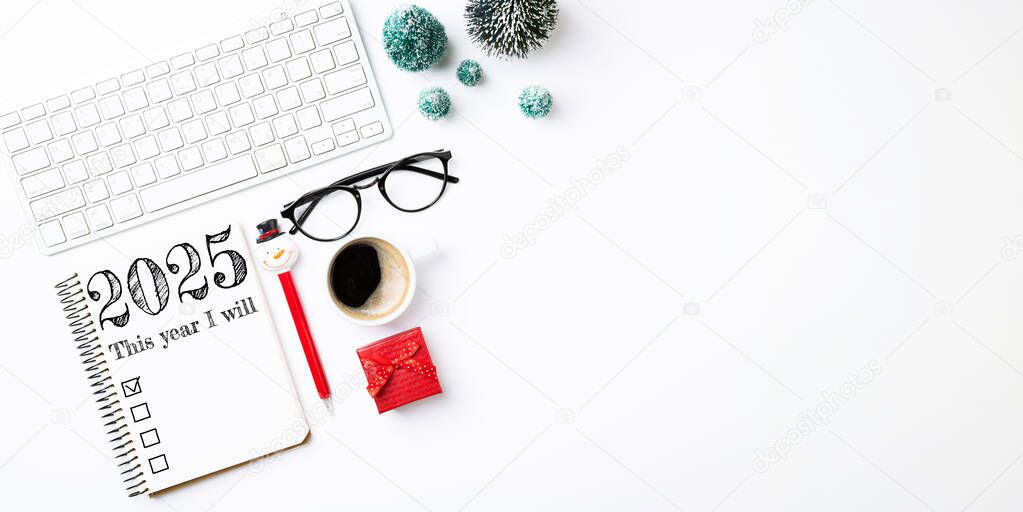 Resoluciones de año nuevo 2025 en el escritorio. 2025 lista de goles con portátil, taza de café ...