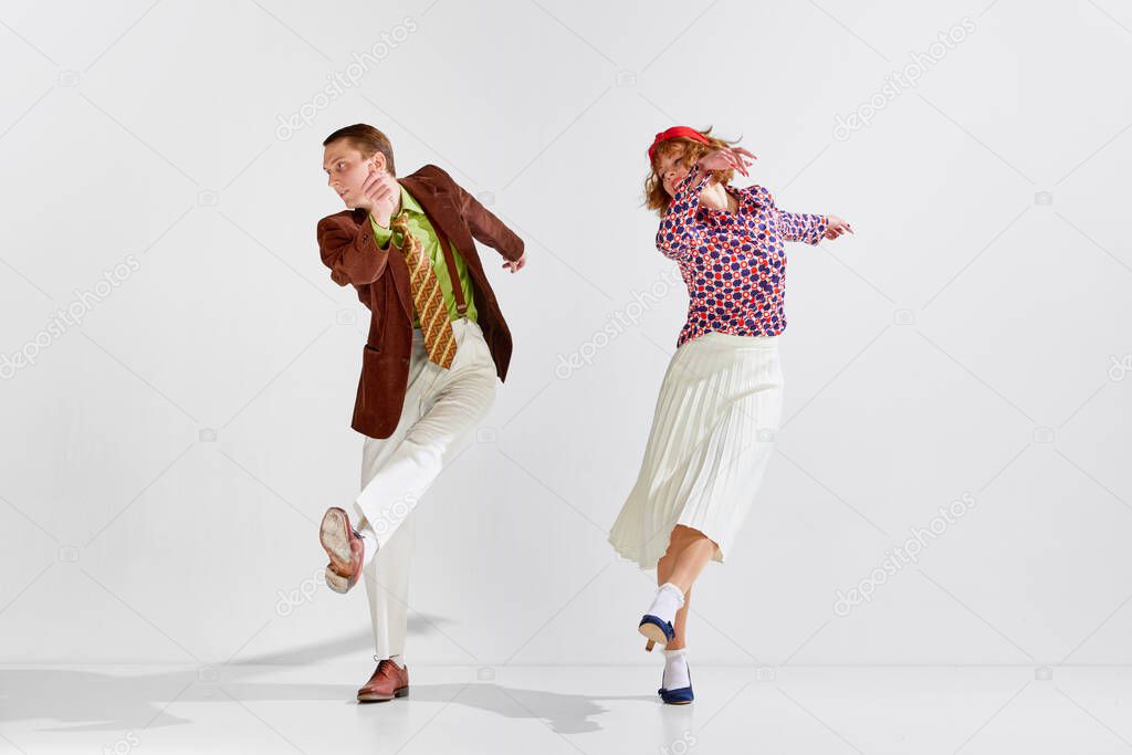 Boogie-woogie. Joven hombre y mujer en ropa elegante bailando danza ...