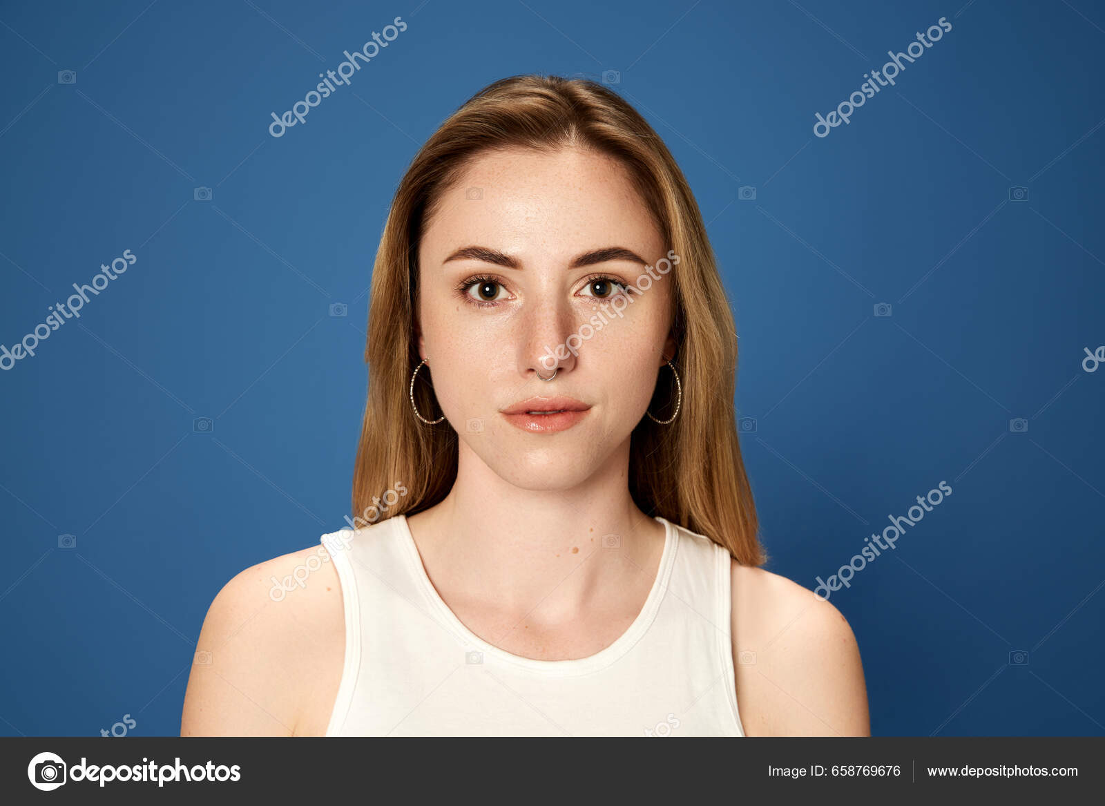 Retrato Una Joven Rubia Posando Mirando Cámara Con Cara Tranquila — Foto de stock #658769676 ...