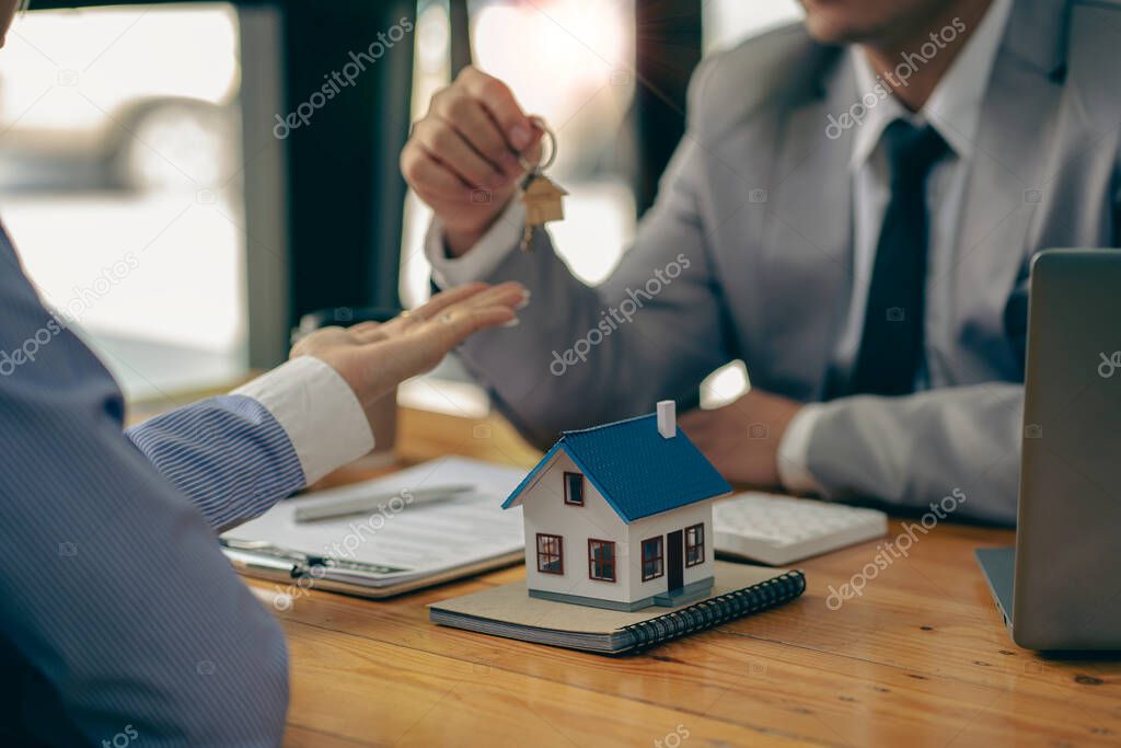 Agente de bienes raíces con llaves de la casa para su cliente después ...