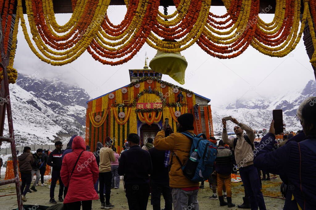 Dehradun, Uttarakhand India-16 de diciembre de 2023-Sumergido en el ...