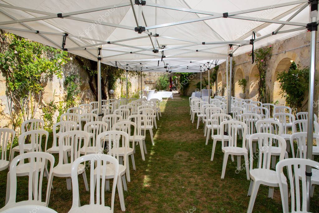 sillas vac as blancas en el c sped listo para la ceremonia secular de ...