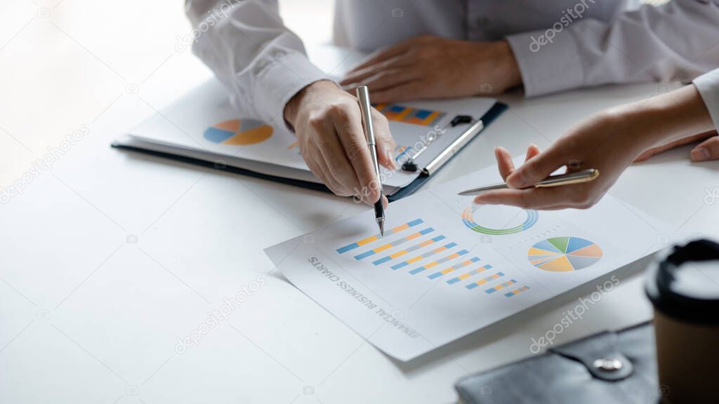 Dos empresarios señalaron el material para la reunión, trabajando ...