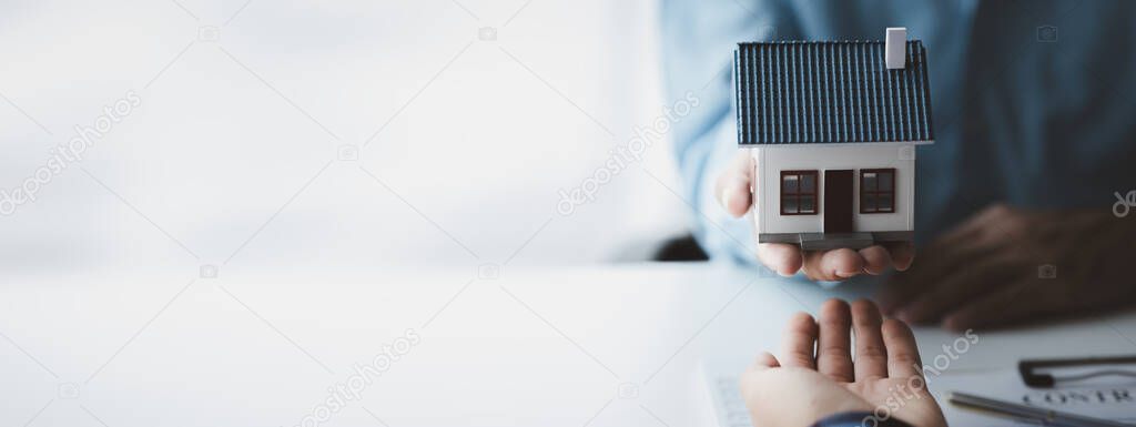 Los agentes inmobiliarios explican modelos de urbanizaciones en ...