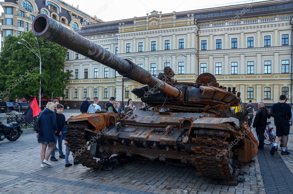 Tanque quemado y explotado 72B destruido como resultado de un ataque de ...