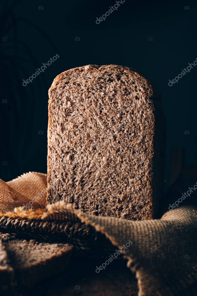 Pan integral casero en rodajas. Fácil cocción en la máquina de pan de ...