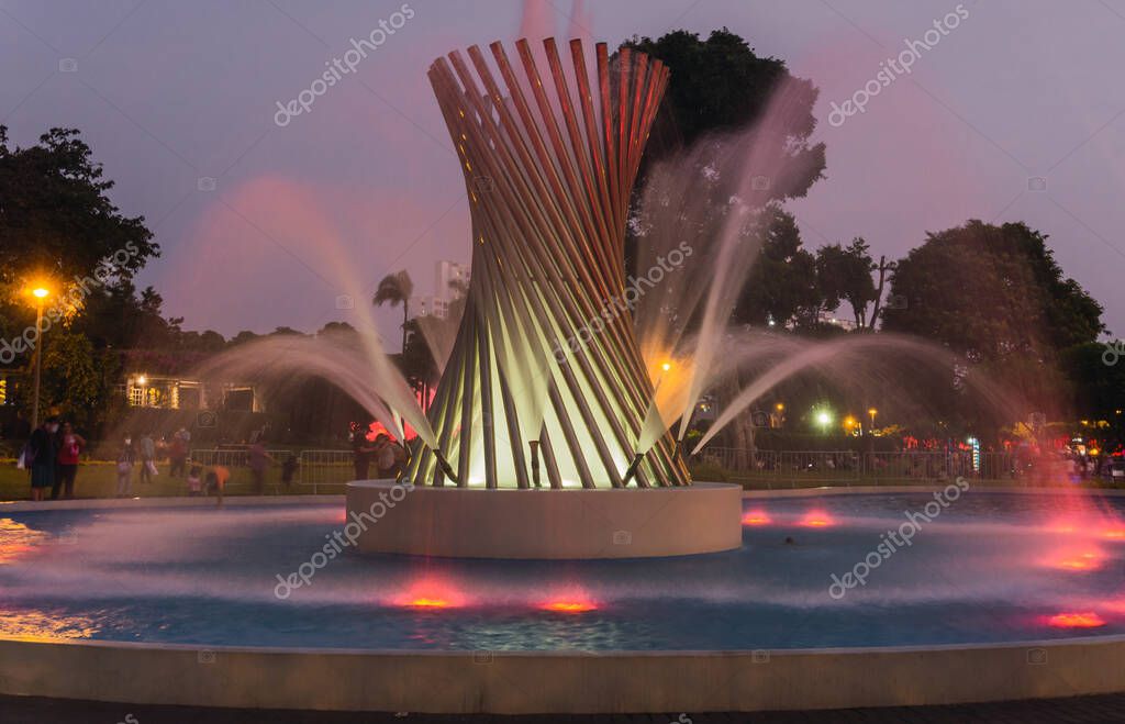 impresionantes y hermosas fuentes en el circuito de agua mágica en el ...