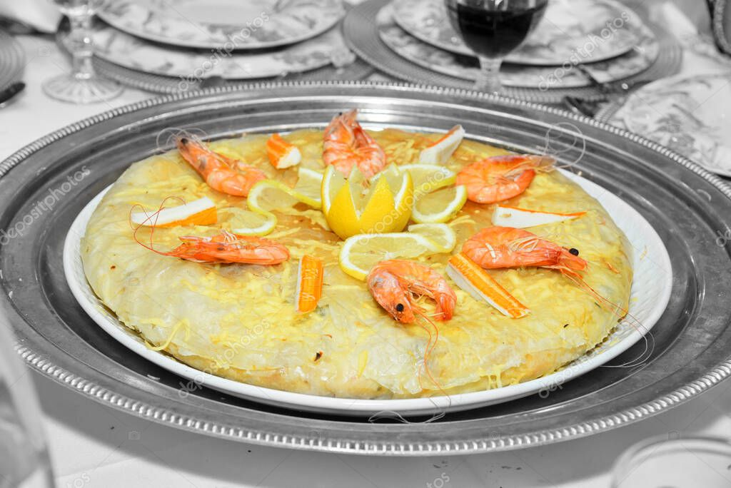 Pastilla o bastila marroquí con mariscos, camarones y calmari 2023